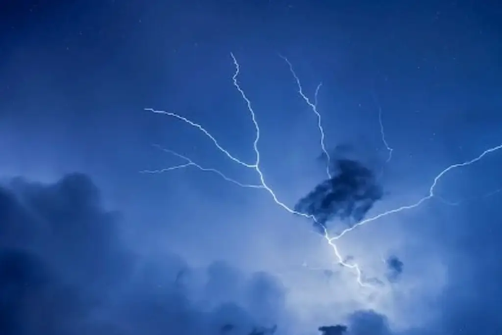 Científicos logran desviar rayos con un potente láser dirigido al cielo ...